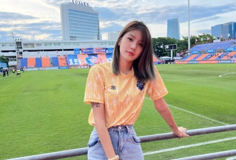 Nattacha Panitantham là ai? Cổ động viên số một của đội tuyển Thái Lan