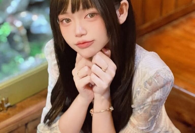 Zinie Quỳnh là ai? Thực hư nữ cosplayer “bán quạt” nhận bằng tiến sỹ?
